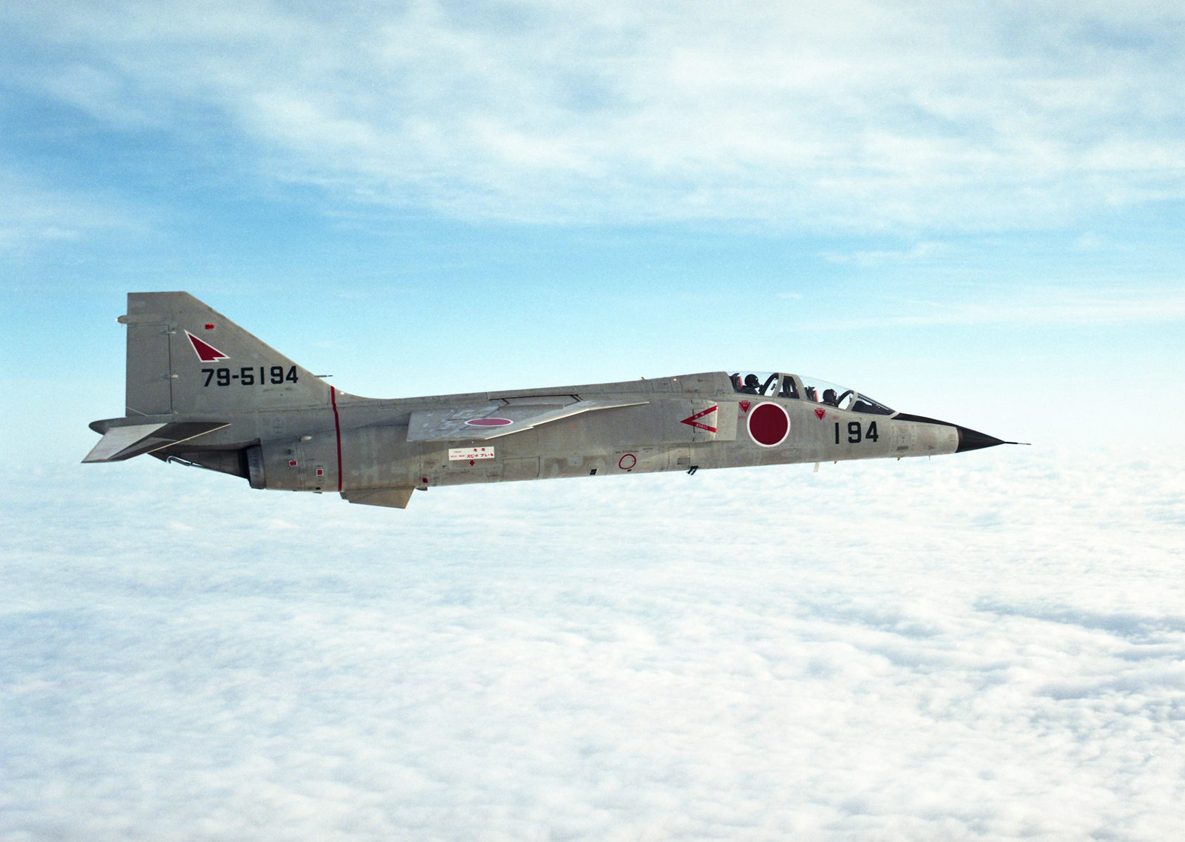 わが国が初めて開発した超音速高等練習機です。