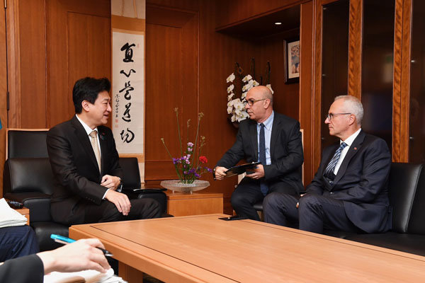 Defense Minister Kihara received a courtesy call from H.E. Mr. Gungen ...