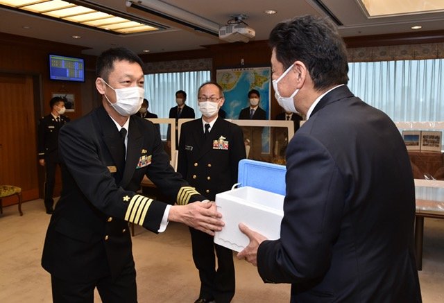 Commanding Officer Takeuchi of JMSDF Icebraker Shirase reported to ...