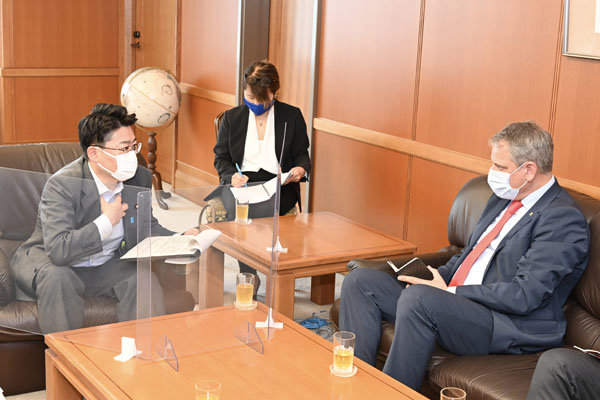 State Minister of Defense Oniki received a courtesy call from Mr. Lind ...