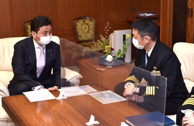 Commanding Officer Takeuchi of JMSDF Icebraker Shirase reported to ...