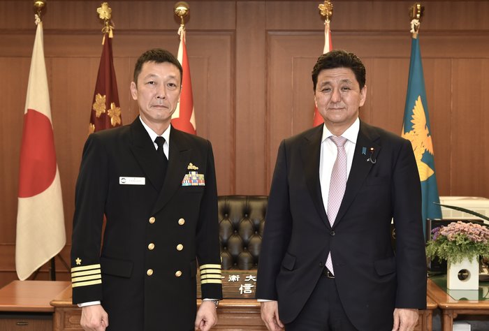 Commanding Officer Takeuchi of JMSDF Icebraker Shirase reported to ...