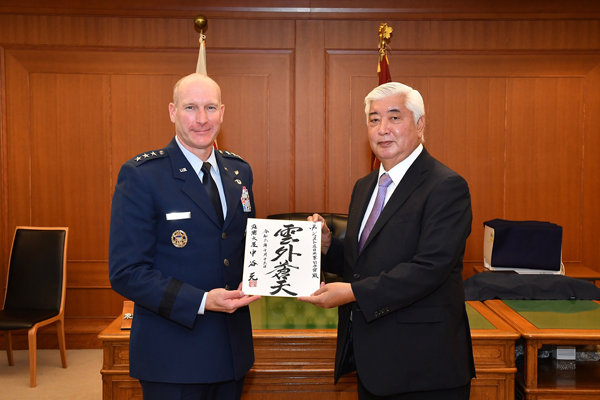 Defense Minister Nakatani received a courtesy call from Lieutenant ...
