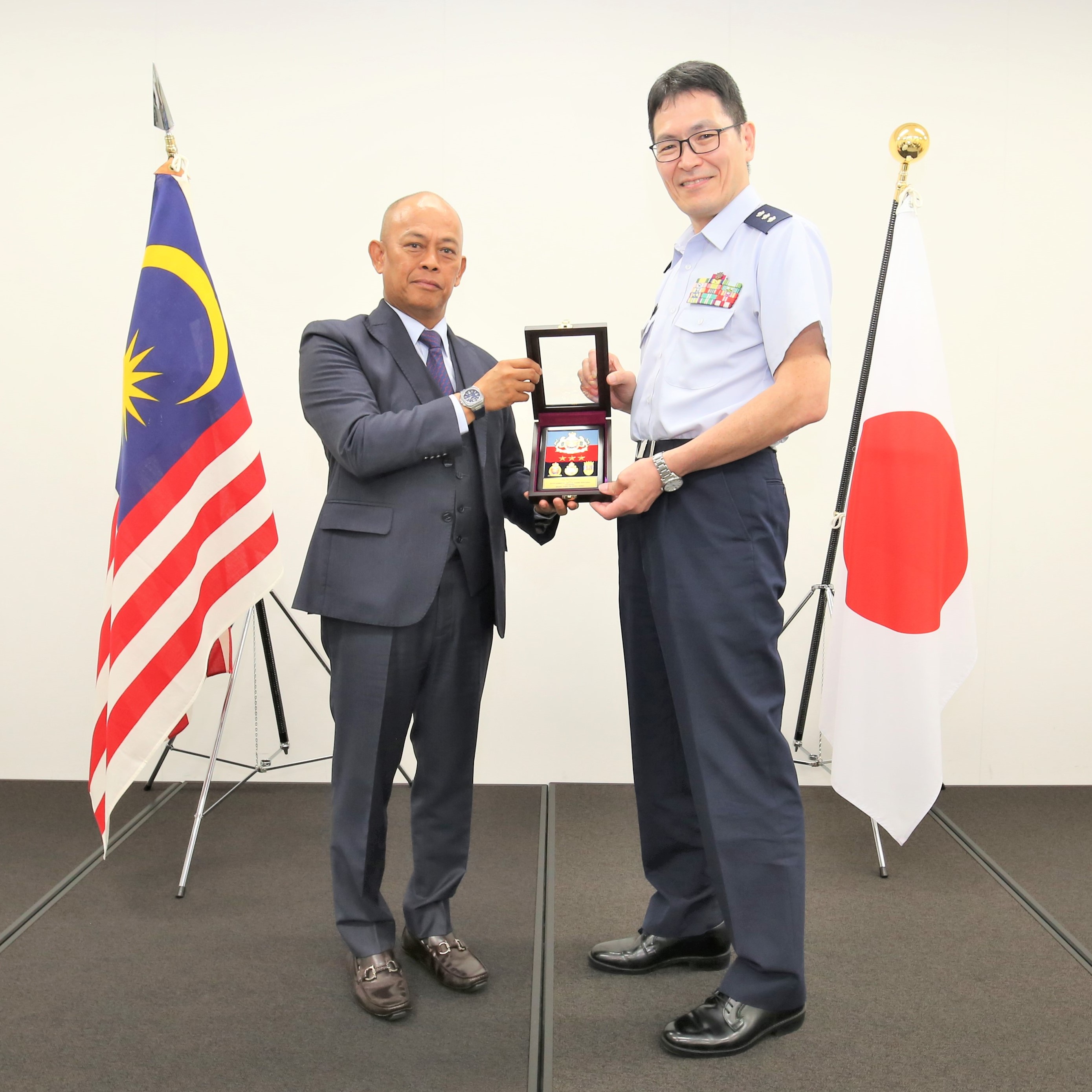 Gift exchange with Vice Admiral Datuk Sabri bin Zali