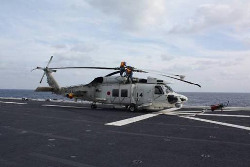 SH－60K（J）を整備する隊員