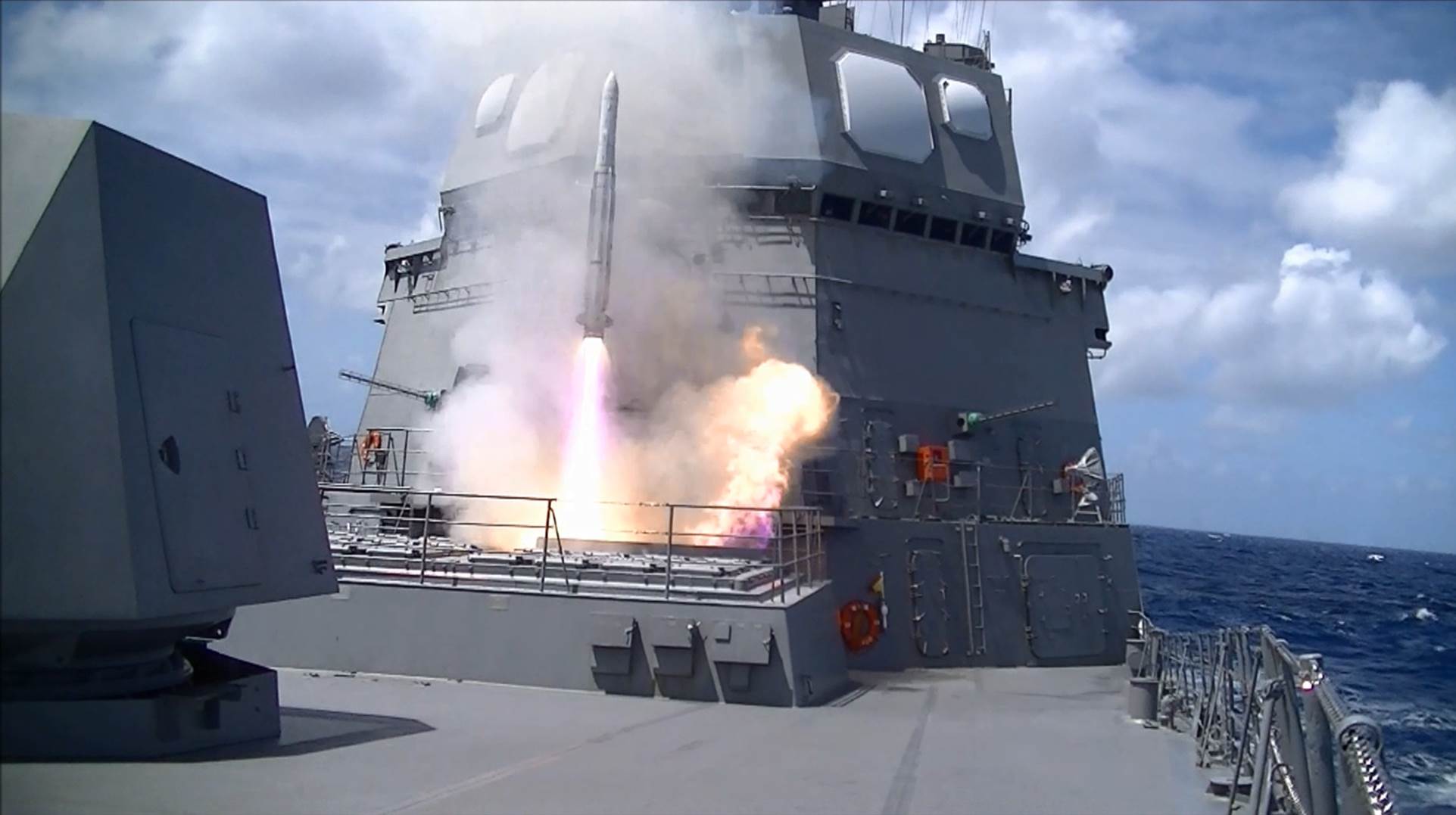 File:JS Fuyuzuki ESSM launch.jpg - Wikimedia Commons