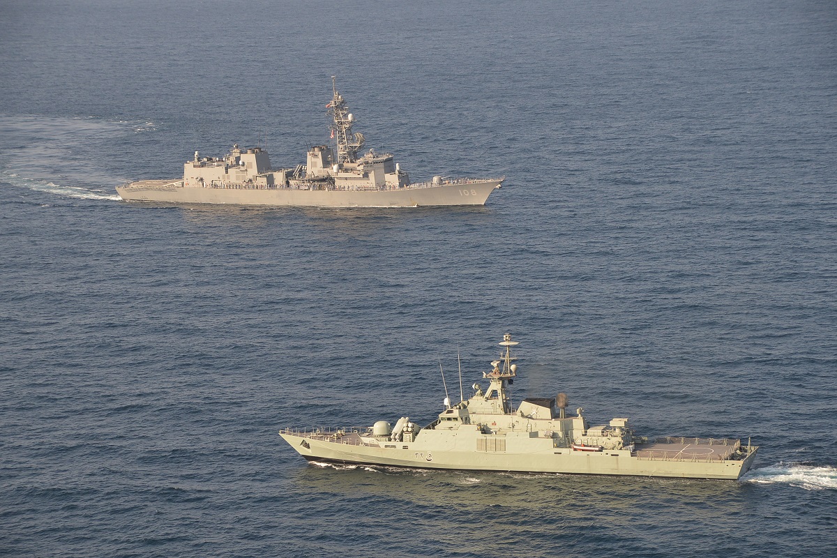 File:JS Akebono（DD-108） and Royal Navy of Oman’s corvette Al Mua’zzar ...